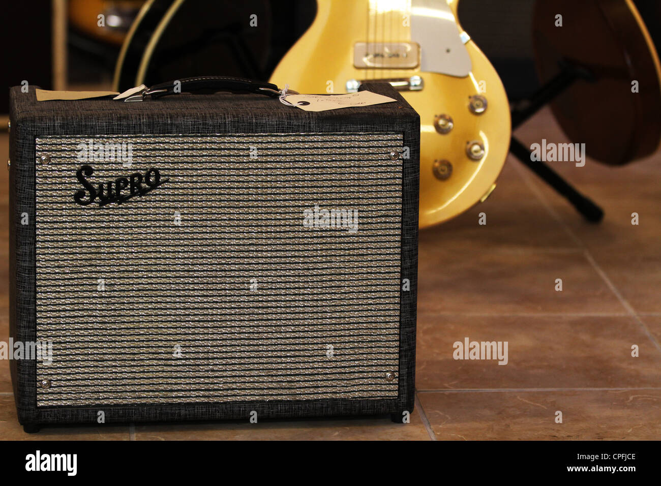 Vintage guitar and amplifier Stock Photo - Alamy