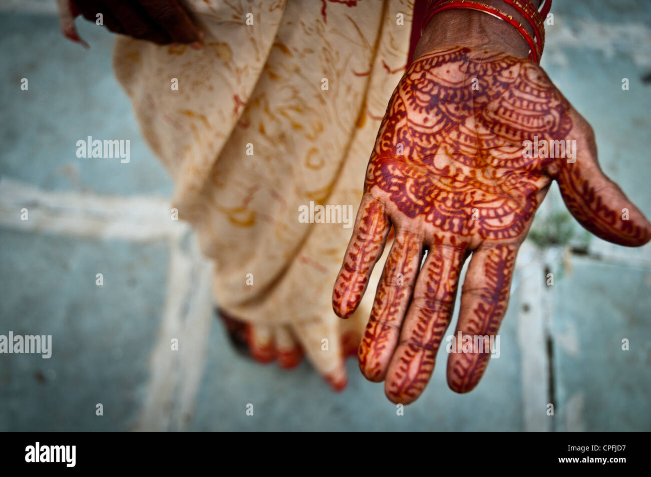 Beautiful henna designs on the hand of an Indian woman Stock Photo - Alamy
