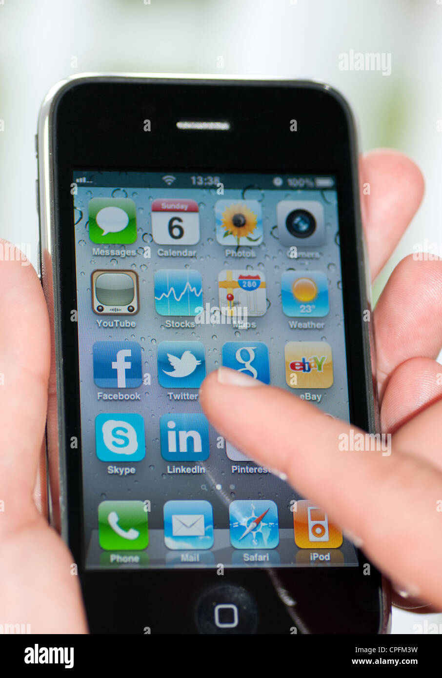 Iphone 3gs hand hi-res stock photography and images - Alamy