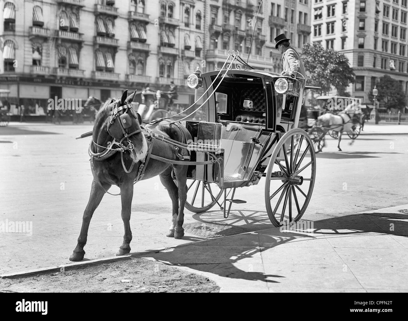 Horse and carriage 1900s hi-res stock photography and images - Alamy