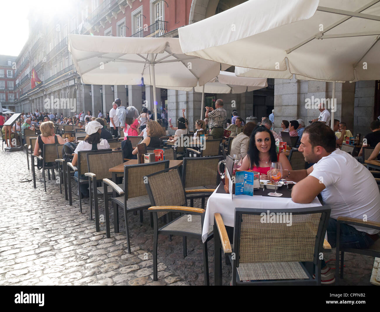 Crowded sidewalk terrace hi-res stock photography and images - Alamy