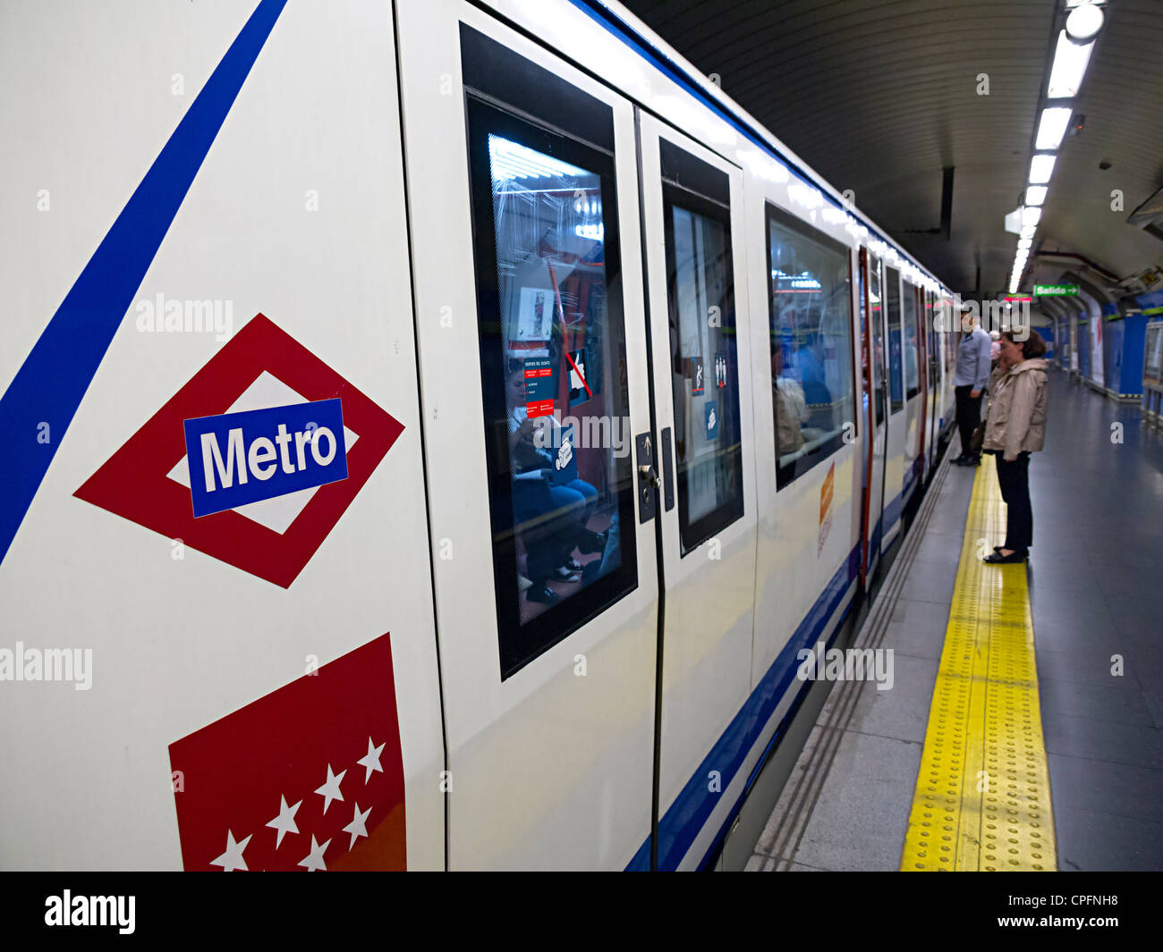 Train metro station platform madrid hi-res stock photography and images ...