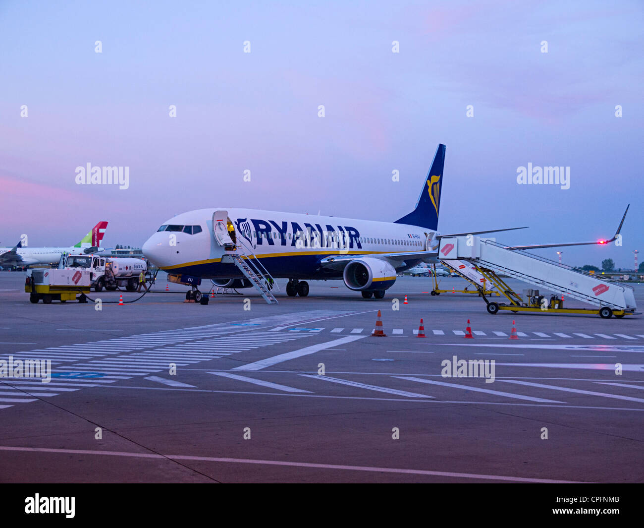Ryanair plane on runway hi-res stock photography and images - Alamy