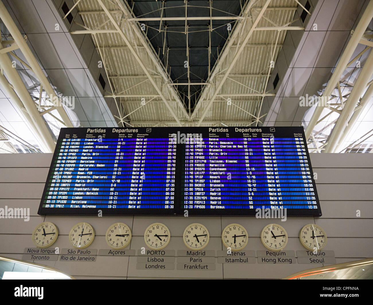 Airport display boards hi-res stock photography and images - Alamy