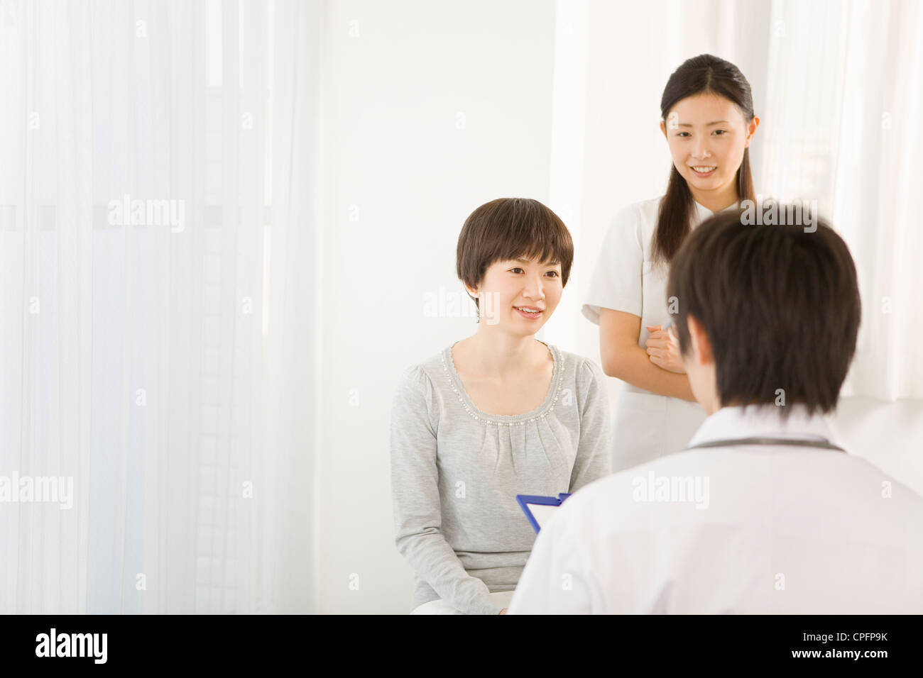 Doctor talking to patient Stock Photo - Alamy