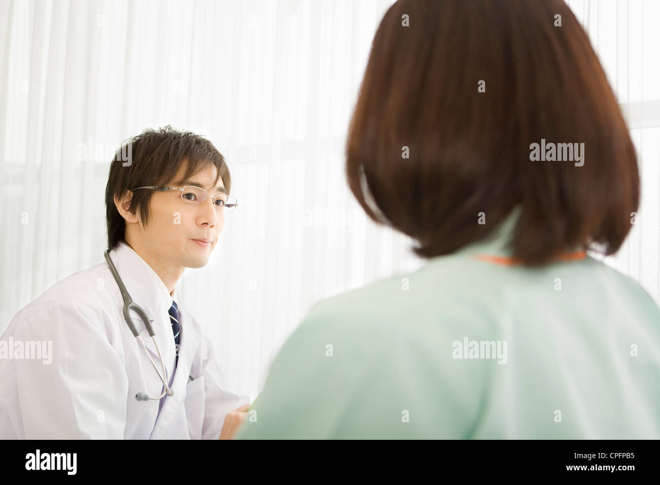 Doctor talking to patient hi-res stock photography and images - Alamy