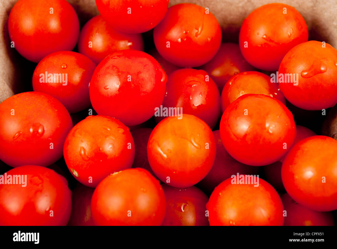 box of cherry tomatoes Stock Photo - Alamy