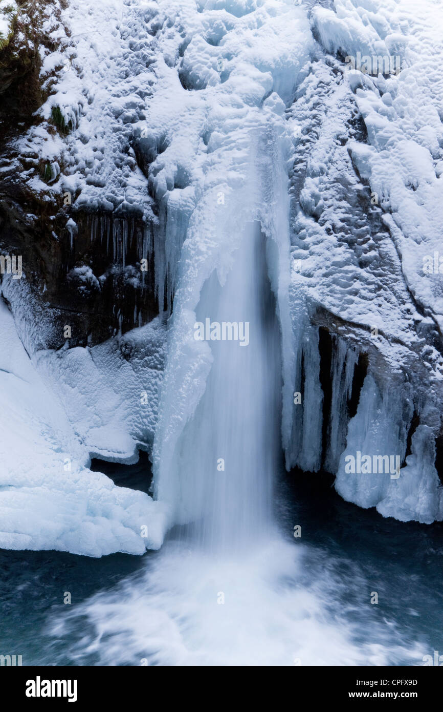 View winter waterfall hi-res stock photography and images - Alamy