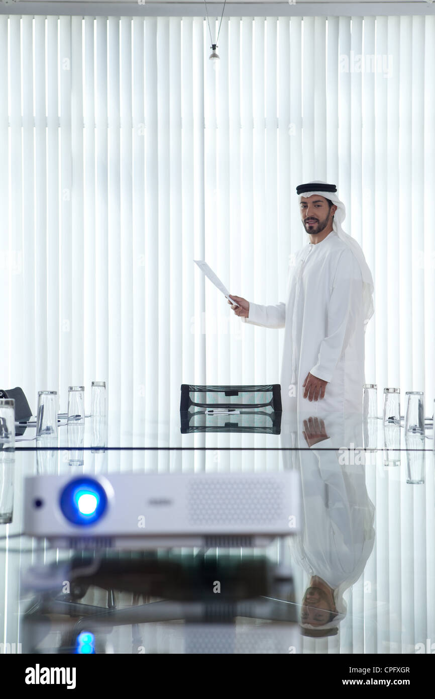 Emirati man reading hi-res stock photography and images - Alamy