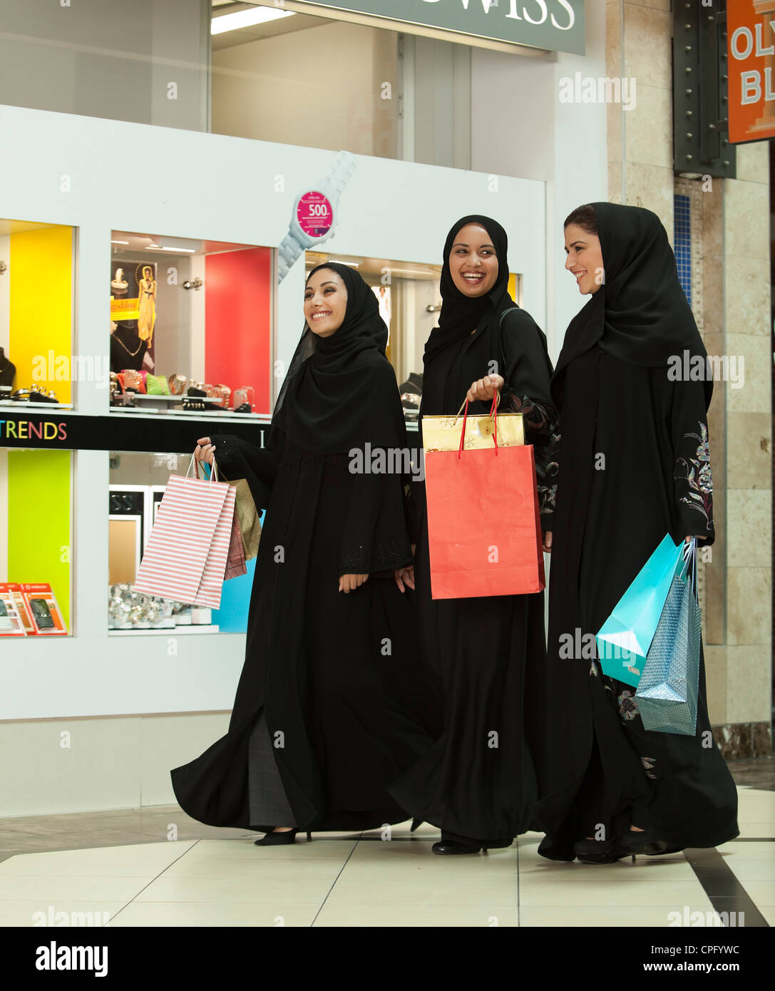 Arab women shopping hi-res stock photography and images - Alamy