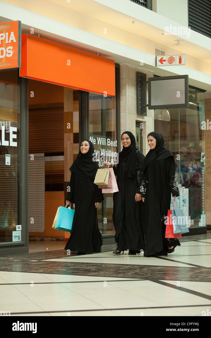 Arab women shopping hi-res stock photography and images - Alamy