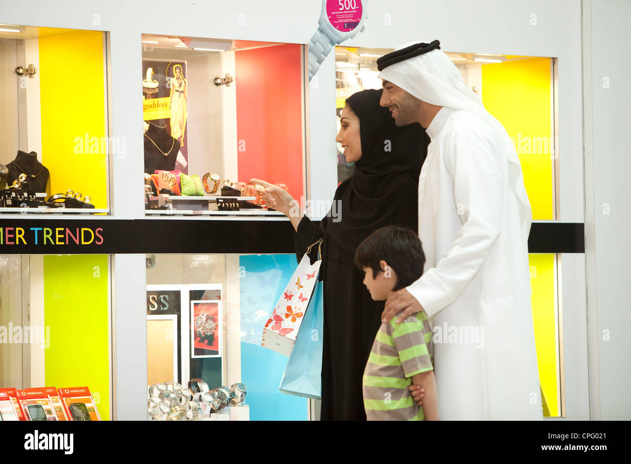 Arab family shopping hijab hi-res stock photography and images - Alamy