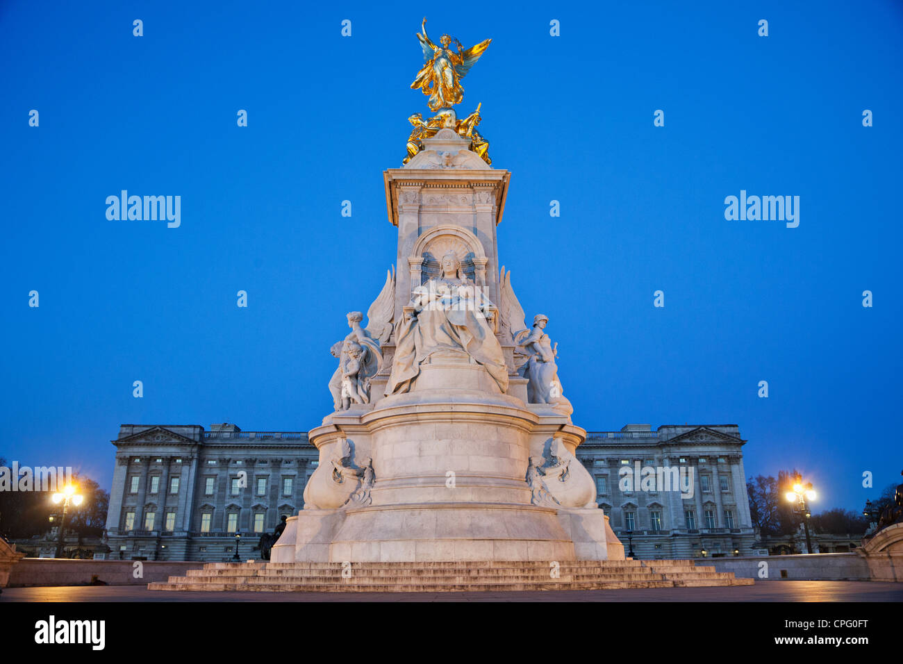 Buckingham palace statue hi-res stock photography and images - Alamy