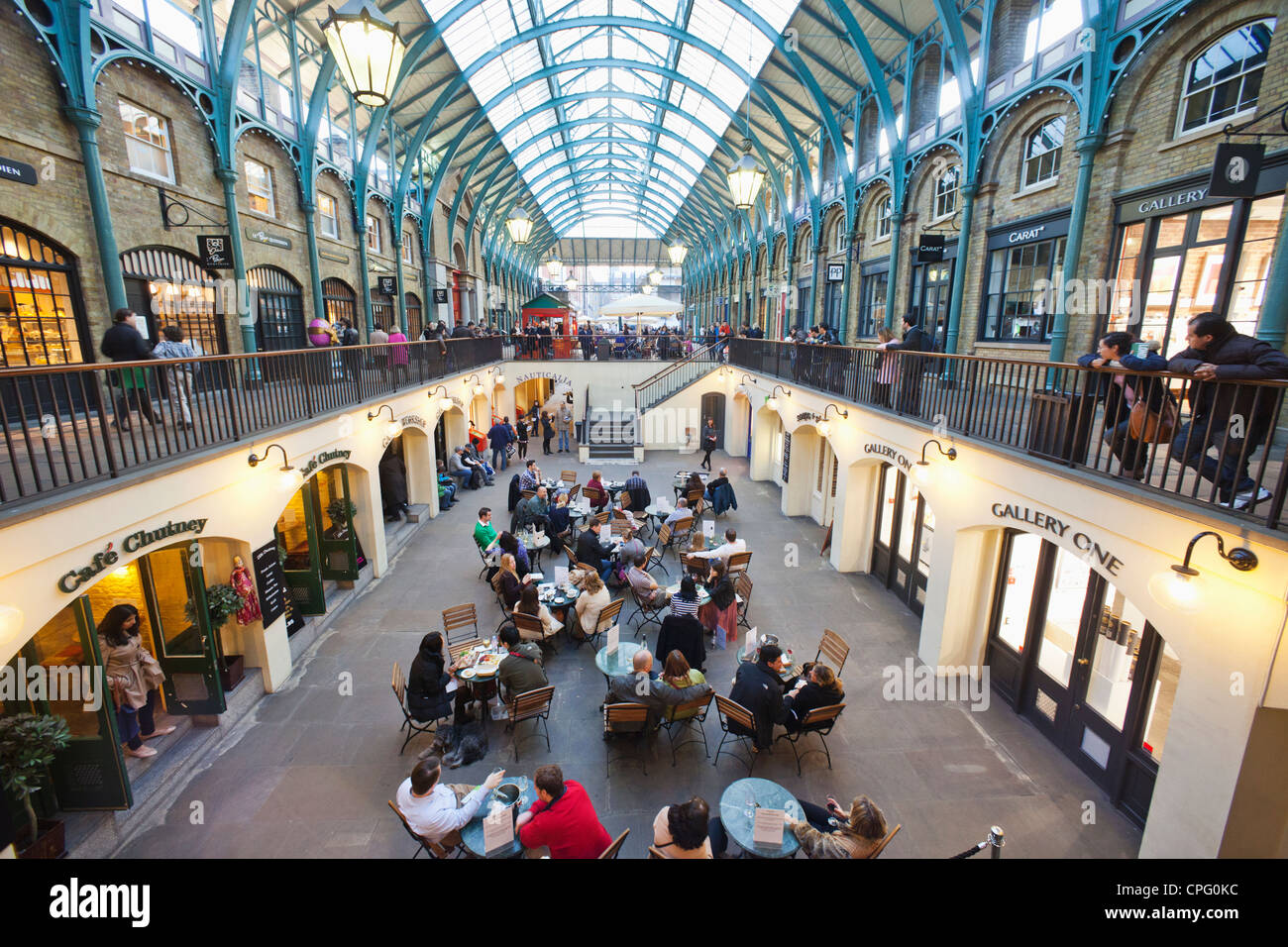 Indoor cafe tourists dining london hi-res stock photography and images ...