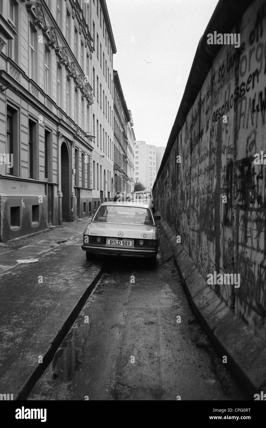 Kreuzberg berlin wall Black and White Stock Photos & Images - Alamy