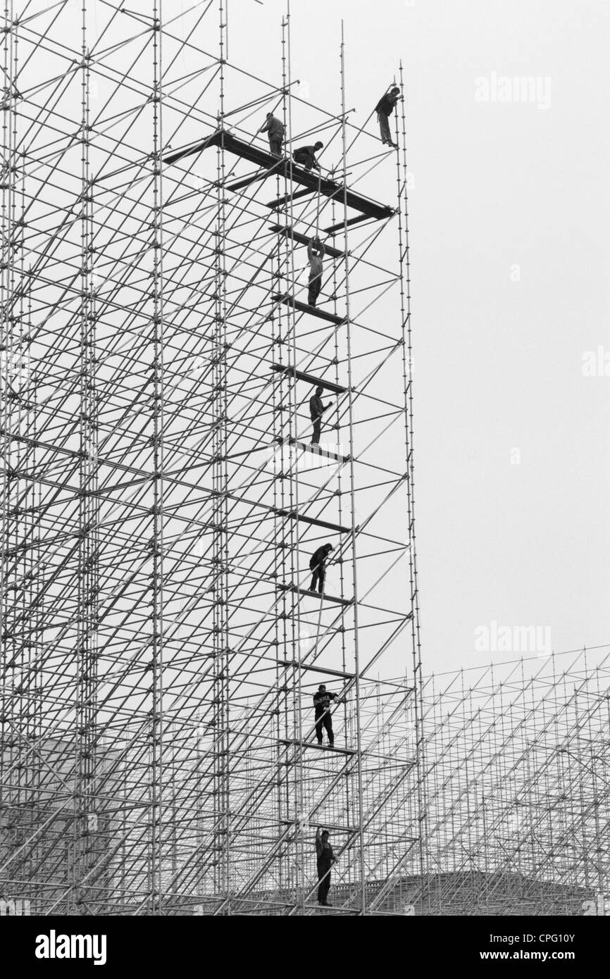 Scaffolding poles Black and White Stock Photos & Images - Alamy
