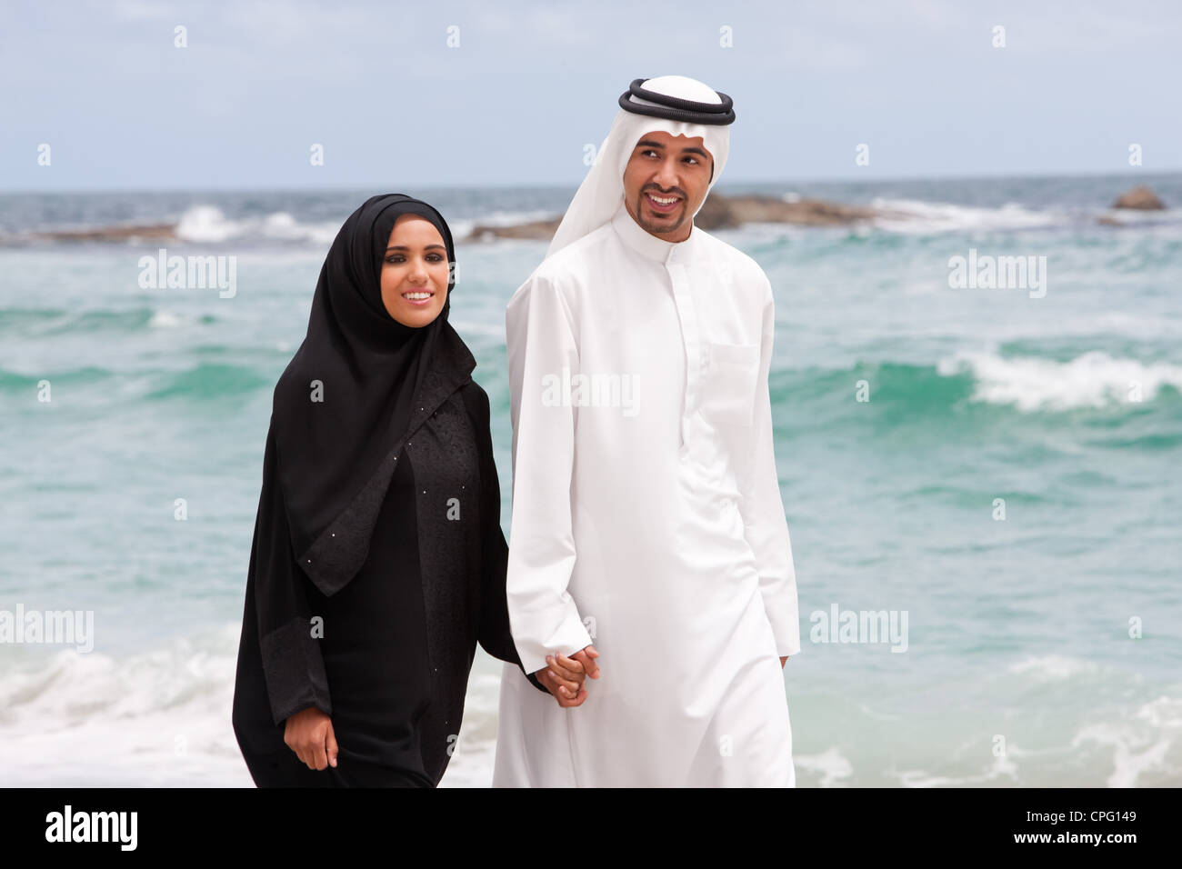 Arab couple holding hands walking hi-res stock photography and images ...