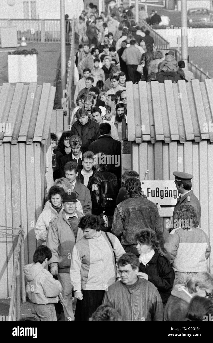 Opening of the Berlin Wall at the border crossing on Heinrich-Heine ...