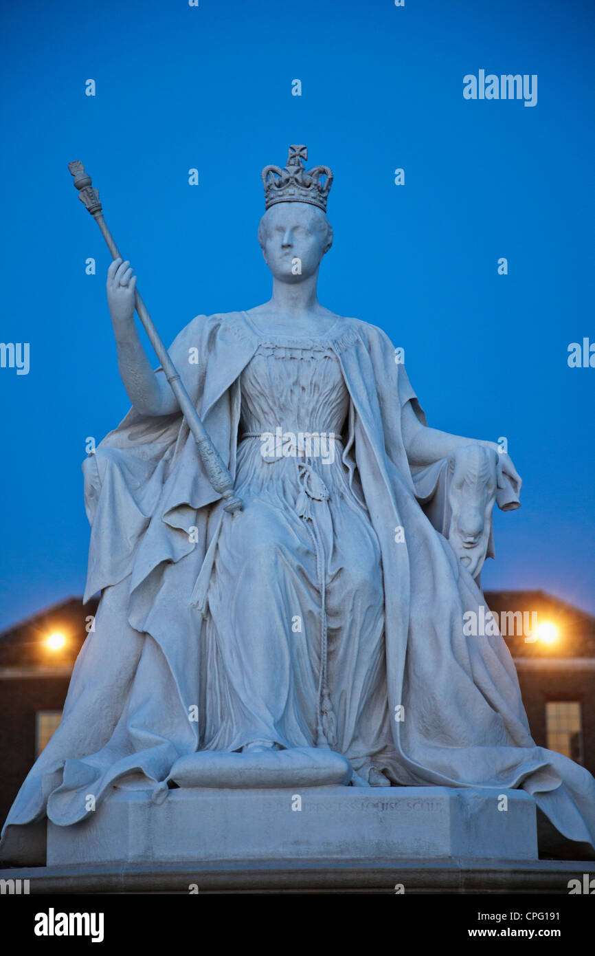 England, London, Kensington, Queen Victoria Statue and Kensington ...