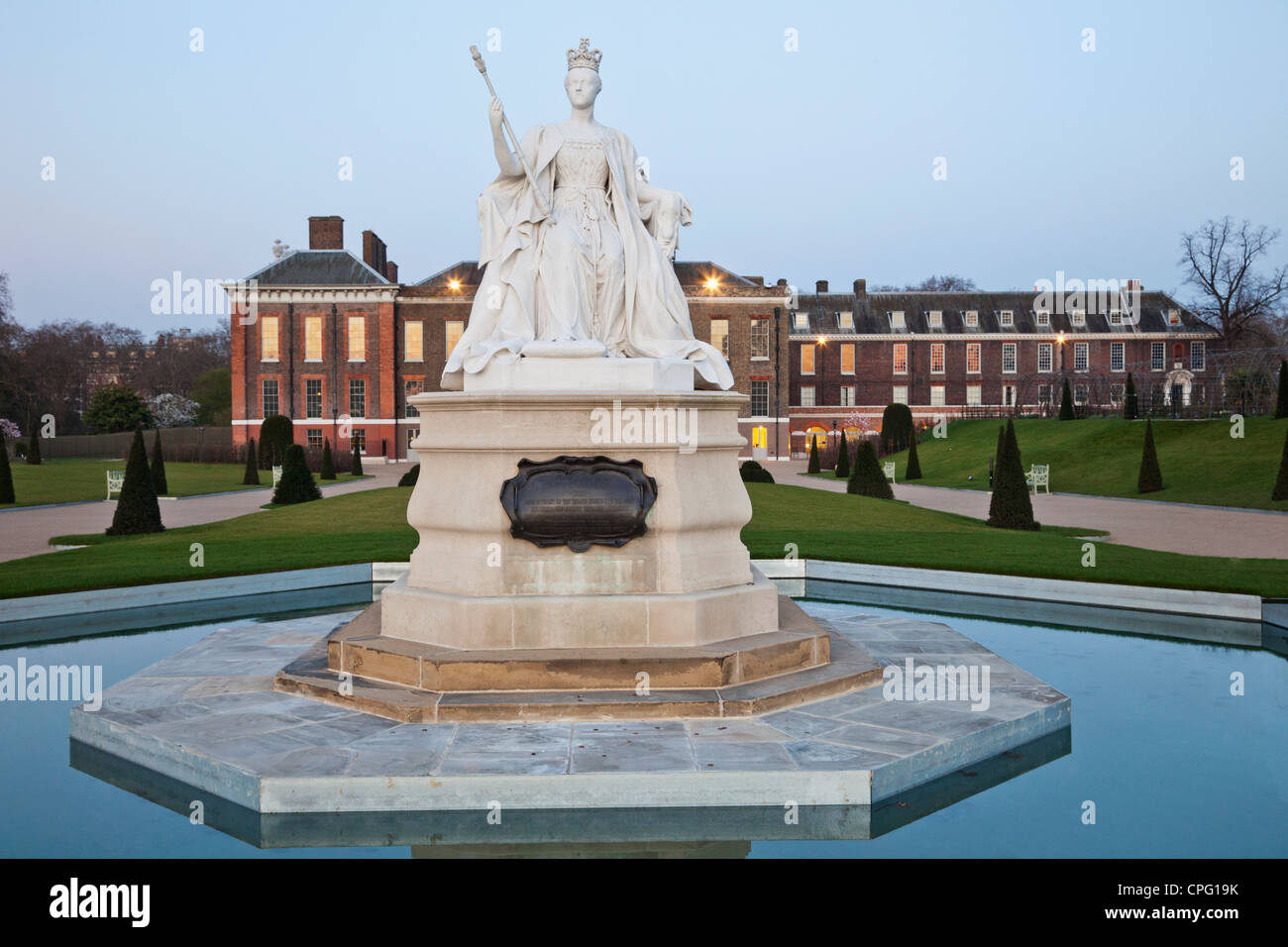 England, London, Kensington, Queen Victoria Statue and Kensington Palace Stock Photo - Alamy