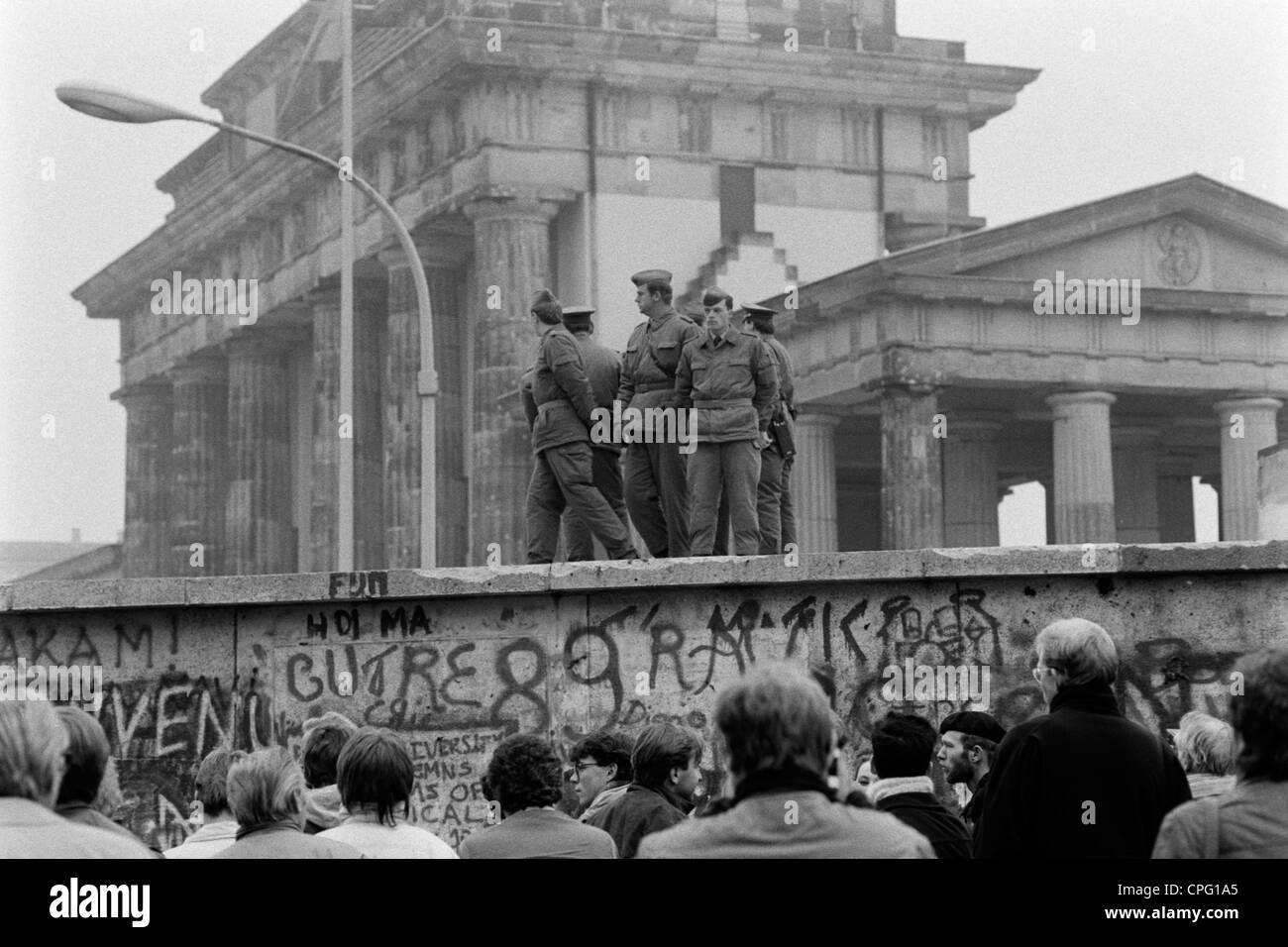 Soldiers berlin wall guard Black and White Stock Photos & Images - Alamy