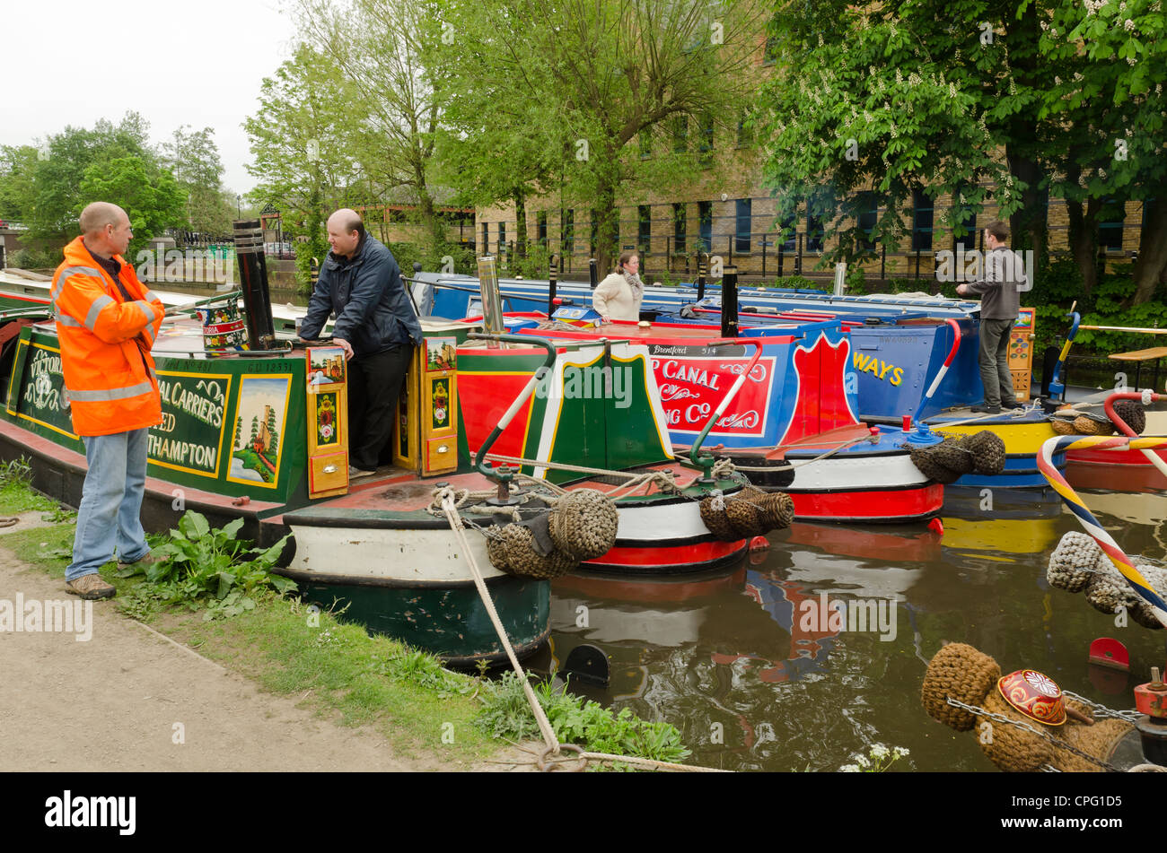 Two canal boats tied together hi-res stock photography and images - Alamy
