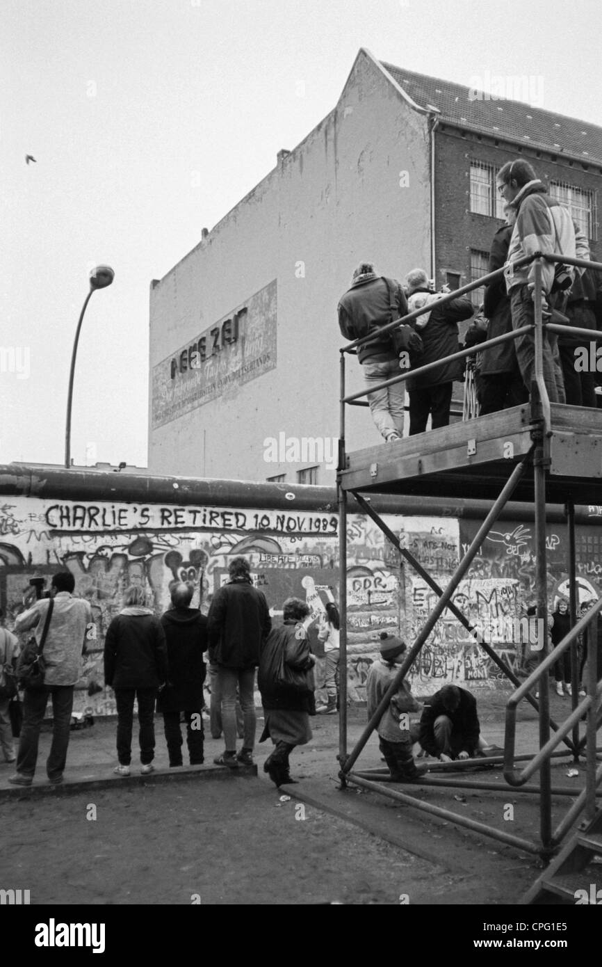 Checkpoint charlie berlin wall 1989 hi-res stock photography and images ...