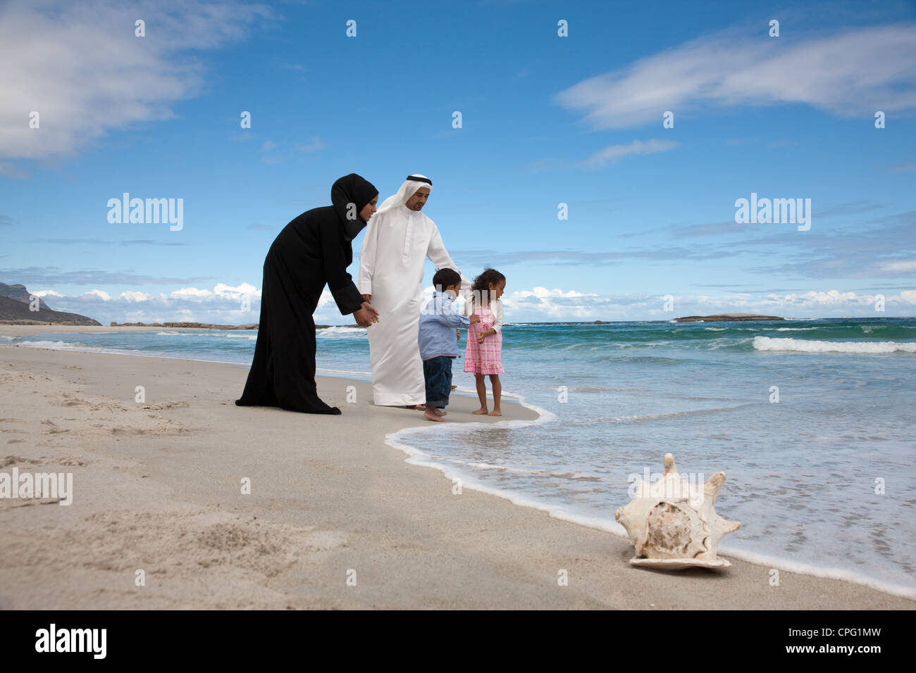 Kuwaiti family hi-res stock photography and images - Alamy