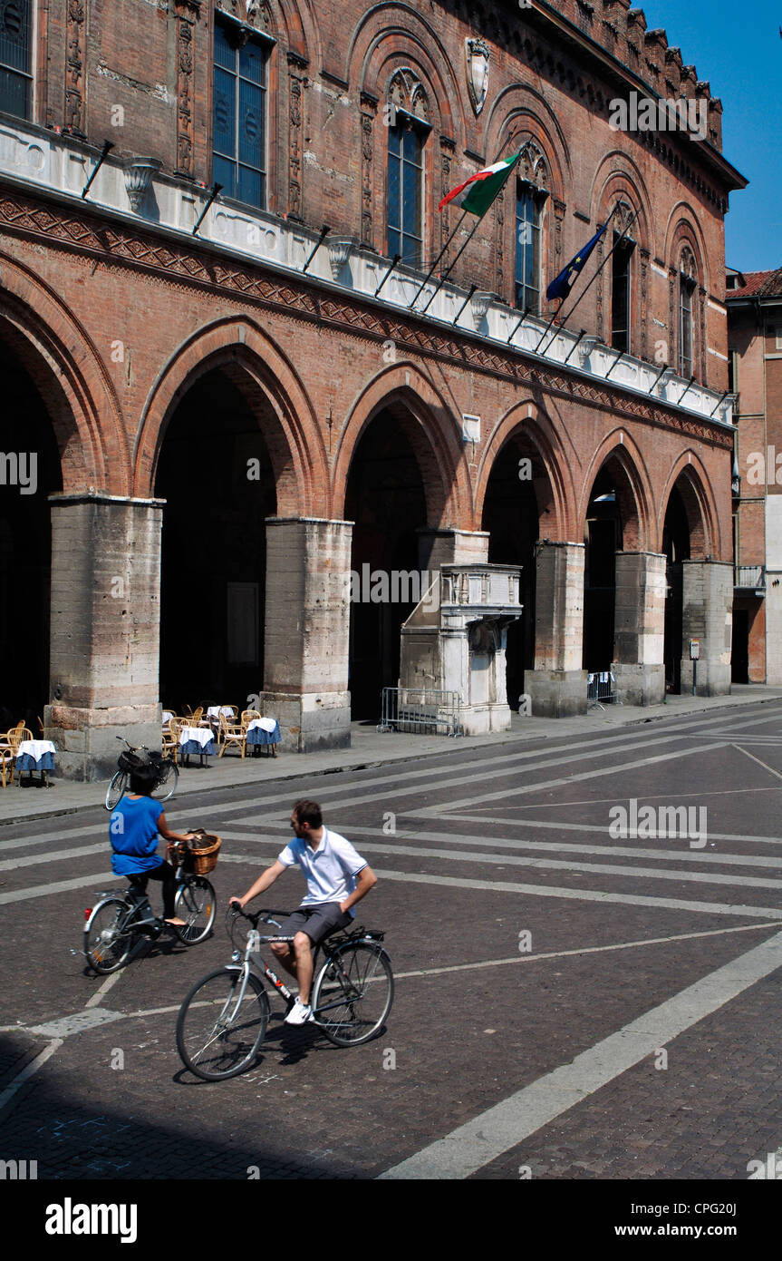 Town hall square cremona hi-res stock photography and images - Alamy