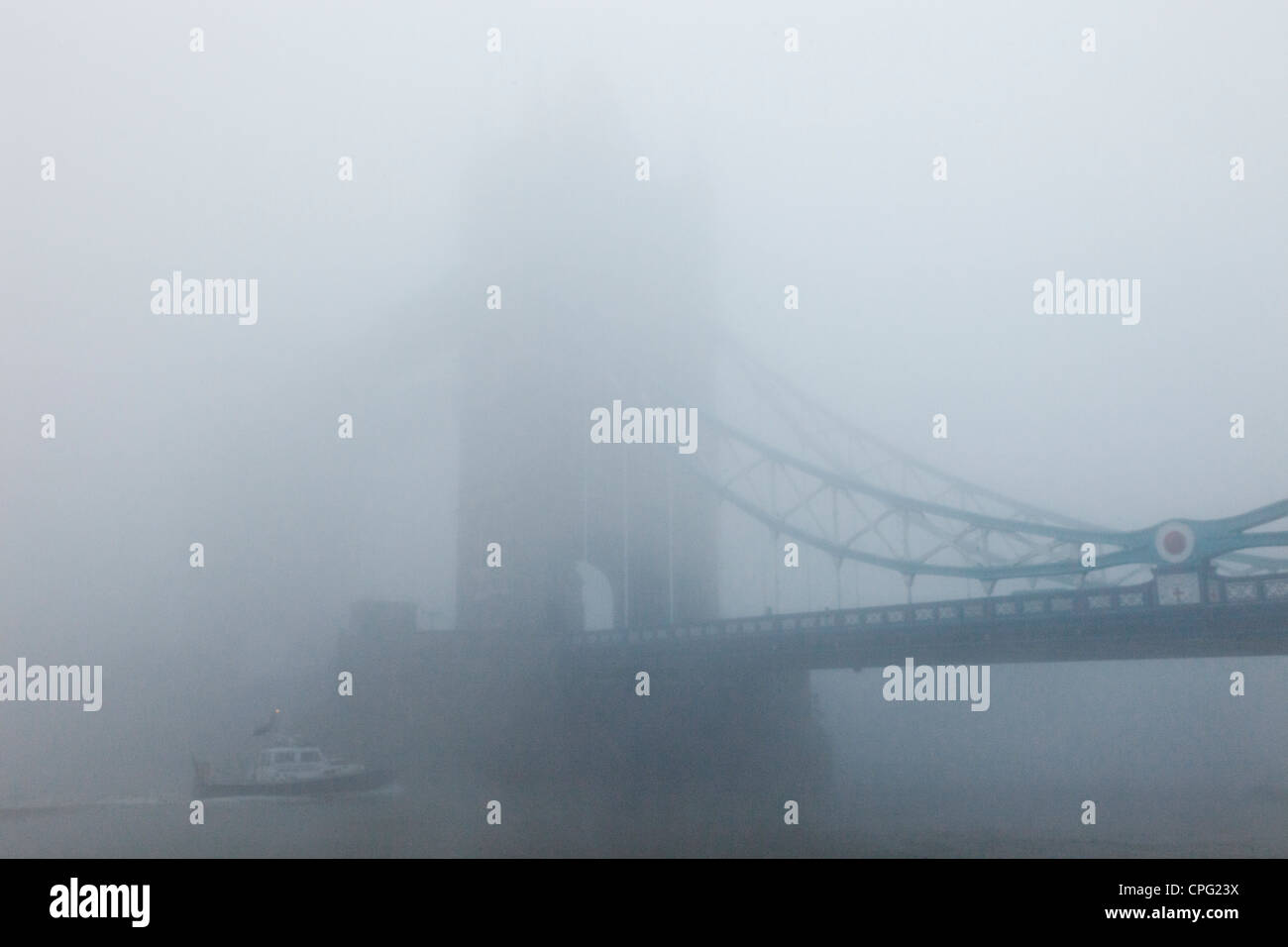 Foggy london thames hi-res stock photography and images - Alamy