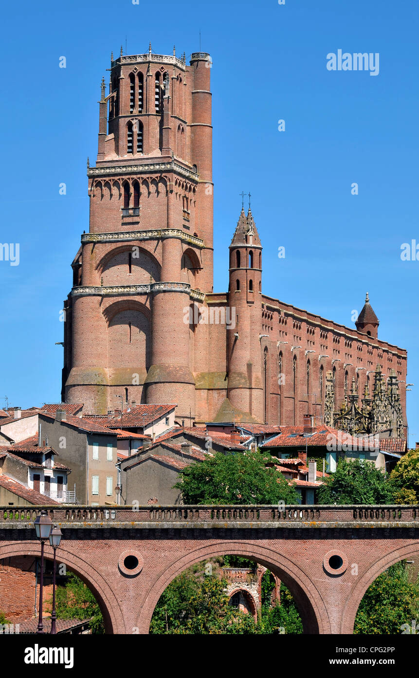 Old bridge and Sainte Cécile cathedral made in red bricks at Albi in ...