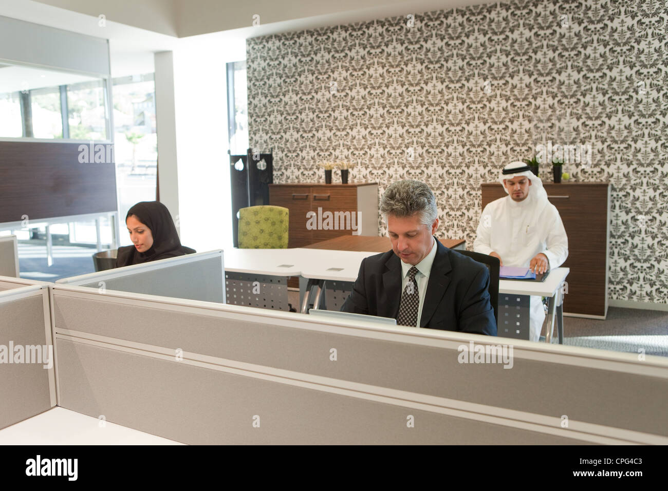 Bahraini men working hi-res stock photography and images - Alamy