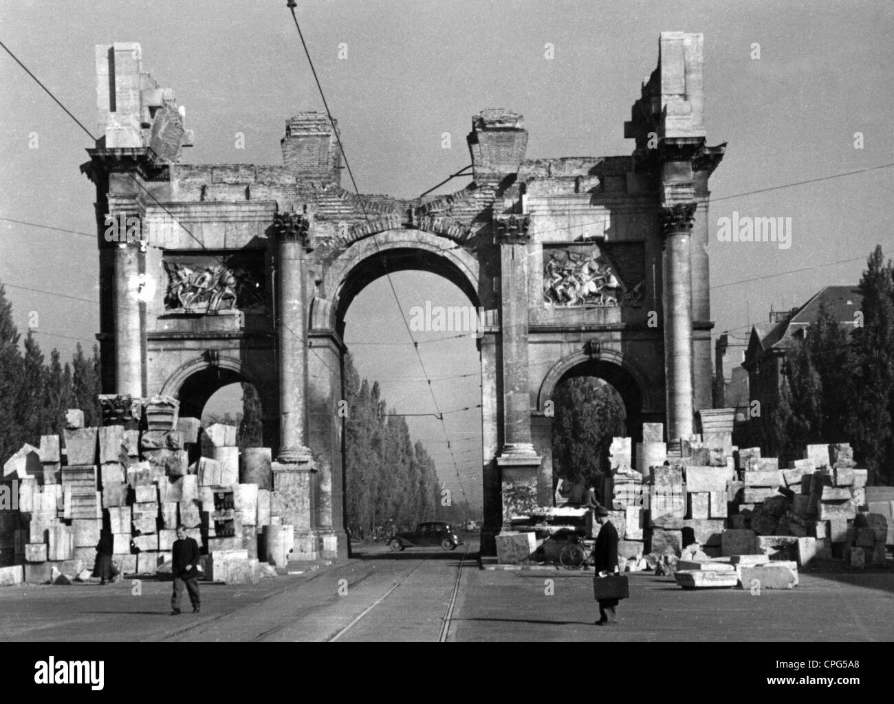 post war period, destroyed cities, Germany, Munich, Leopoldstrasse ...