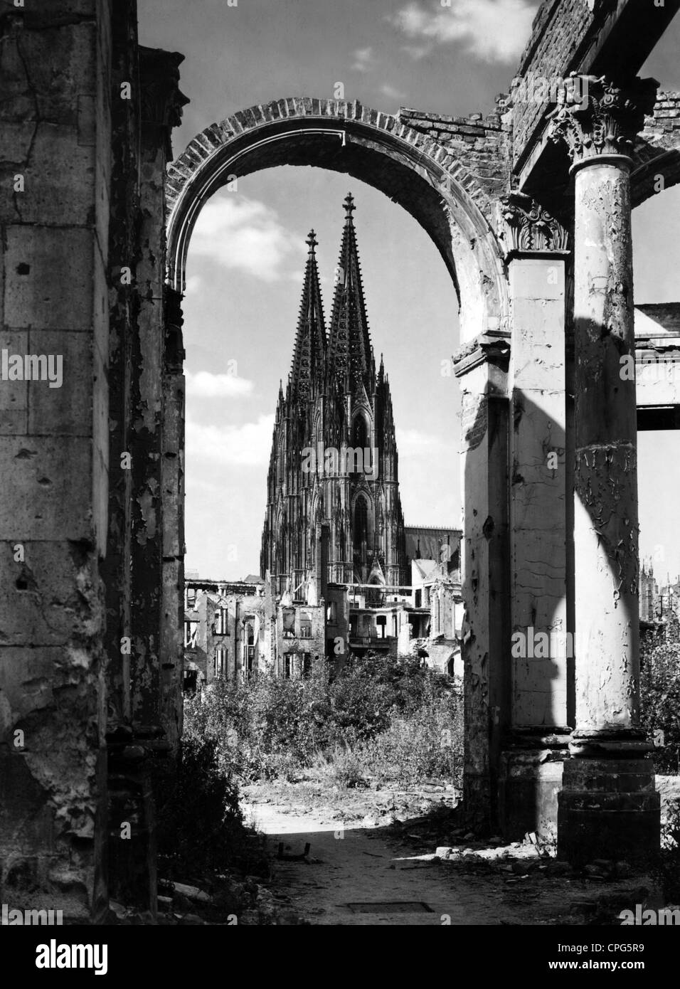 post war period, destroyed cities, Germany, Cologne, Cologne Cathedral ...