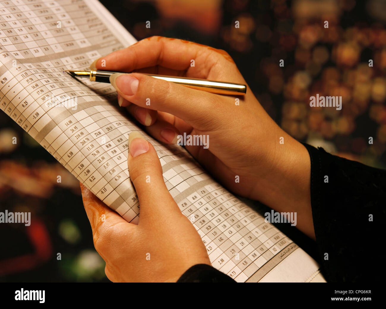 Arabic hands pen hi-res stock photography and images - Alamy