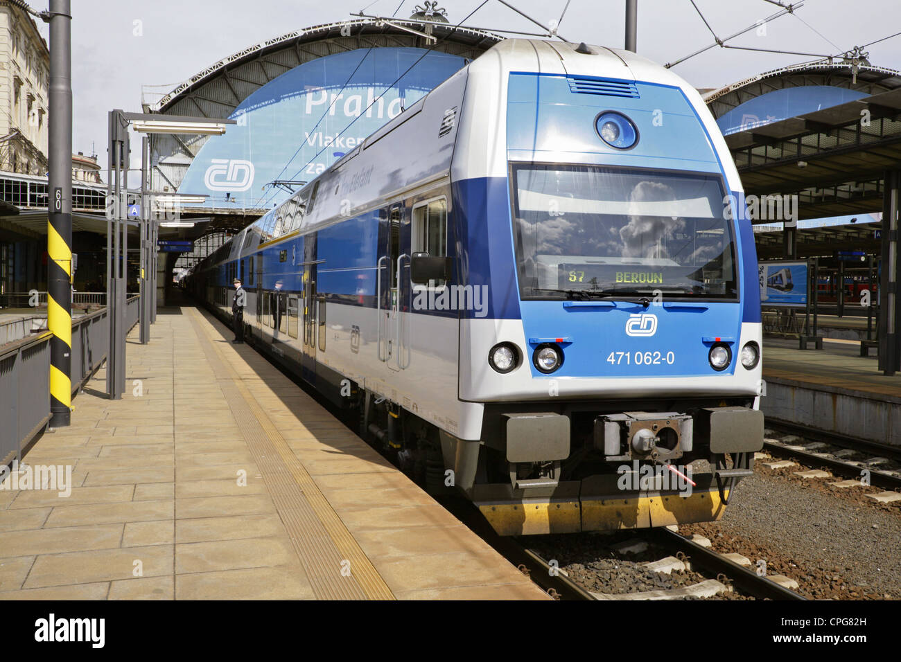 Czech Railways Class 471 double decker train waiting at Prague central ...