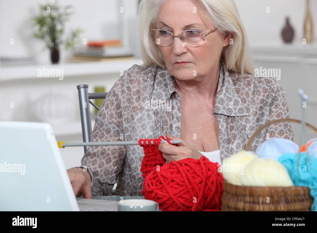 Elderly woman knitting Stock Photo - Alamy