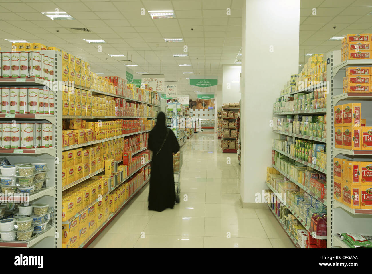 People inside the Supermarket Stock Photo - Alamy