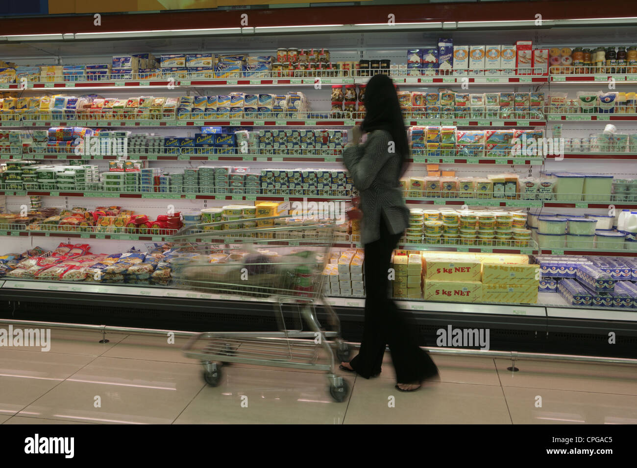 People inside the Supermarket Stock Photo - Alamy