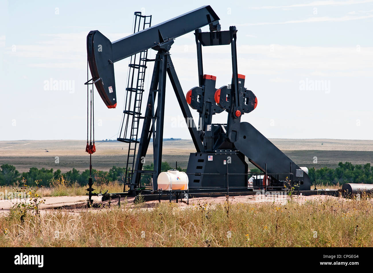 Working pump jack pulling crude oil out of an oil well in Colorado, USA Stock Photo - Alamy