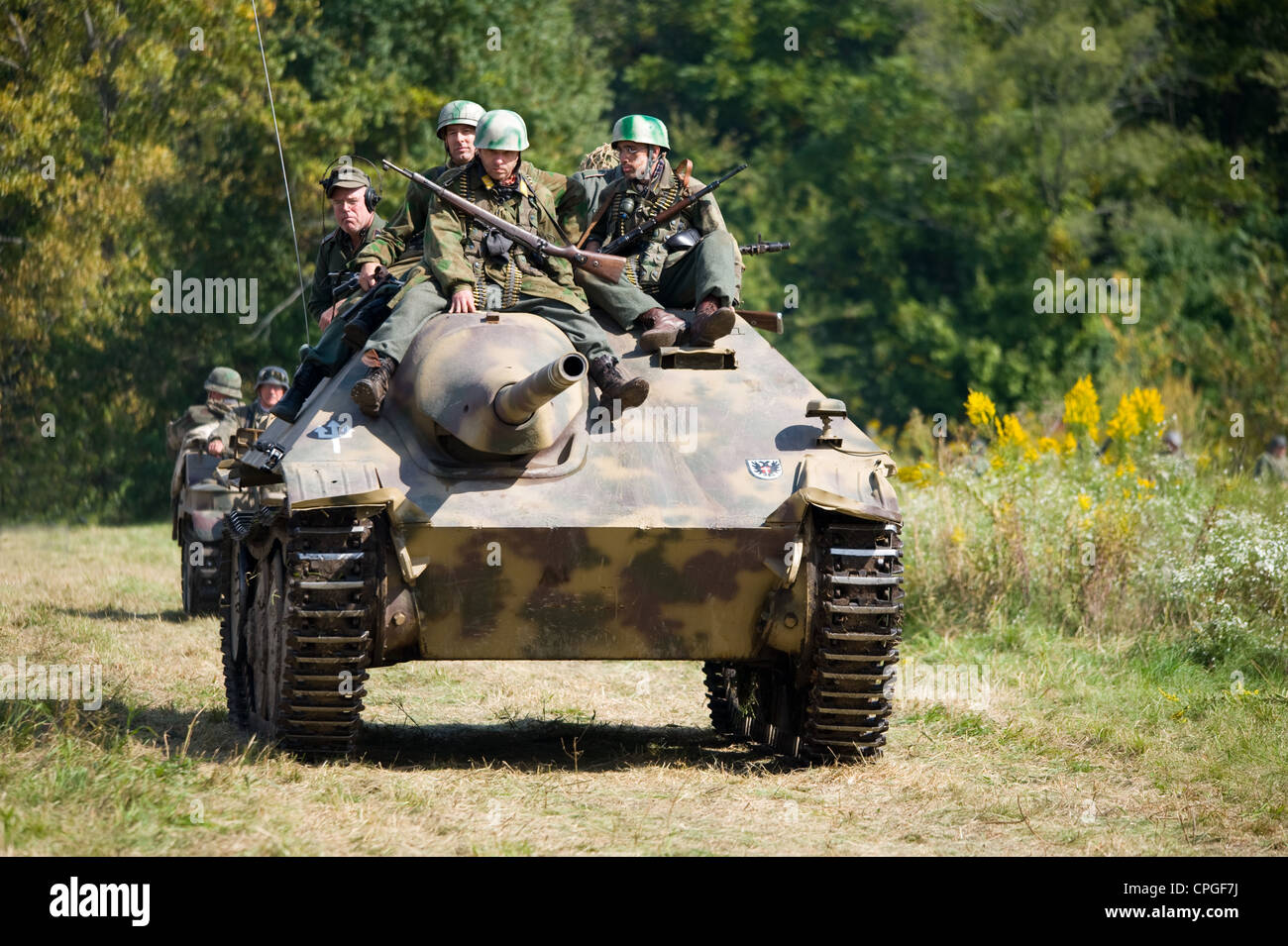 Tank ww2 soldiers hi-res stock photography and images - Alamy