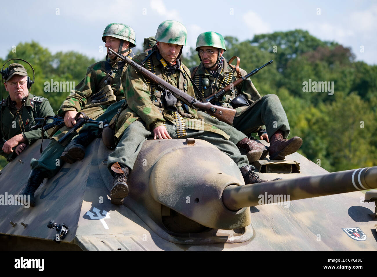 Soldiers on tank wwii hi-res stock photography and images - Alamy