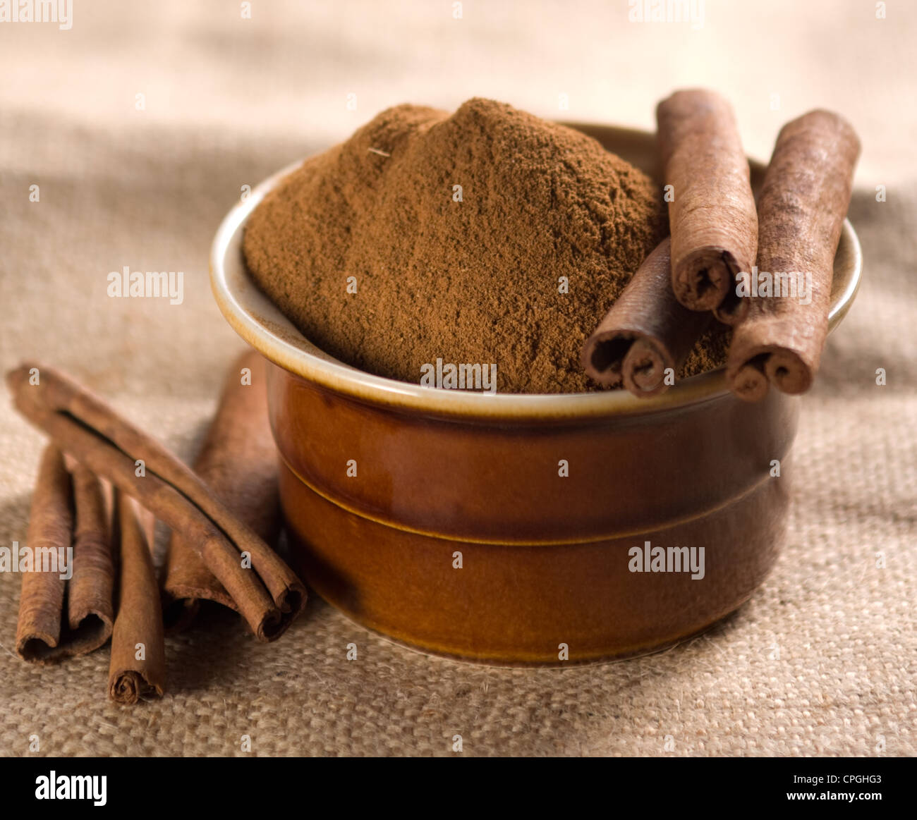 Cinnamon sticks and powder Stock Photo - Alamy