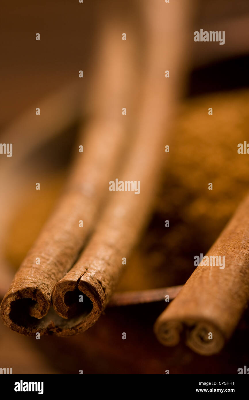 Cinnamon sticks and powder Stock Photo - Alamy