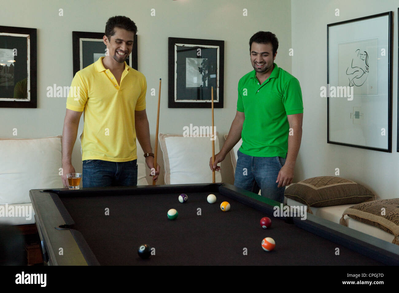 Men playing pool or billiards hi-res stock photography and images - Alamy