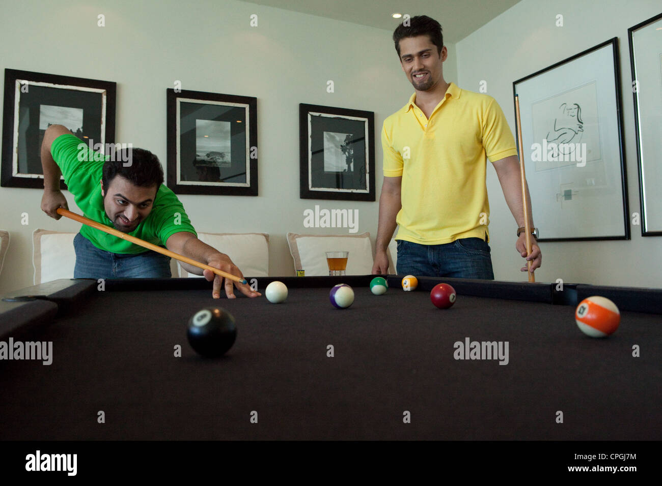 Men playing pool or billiards hi-res stock photography and images - Alamy
