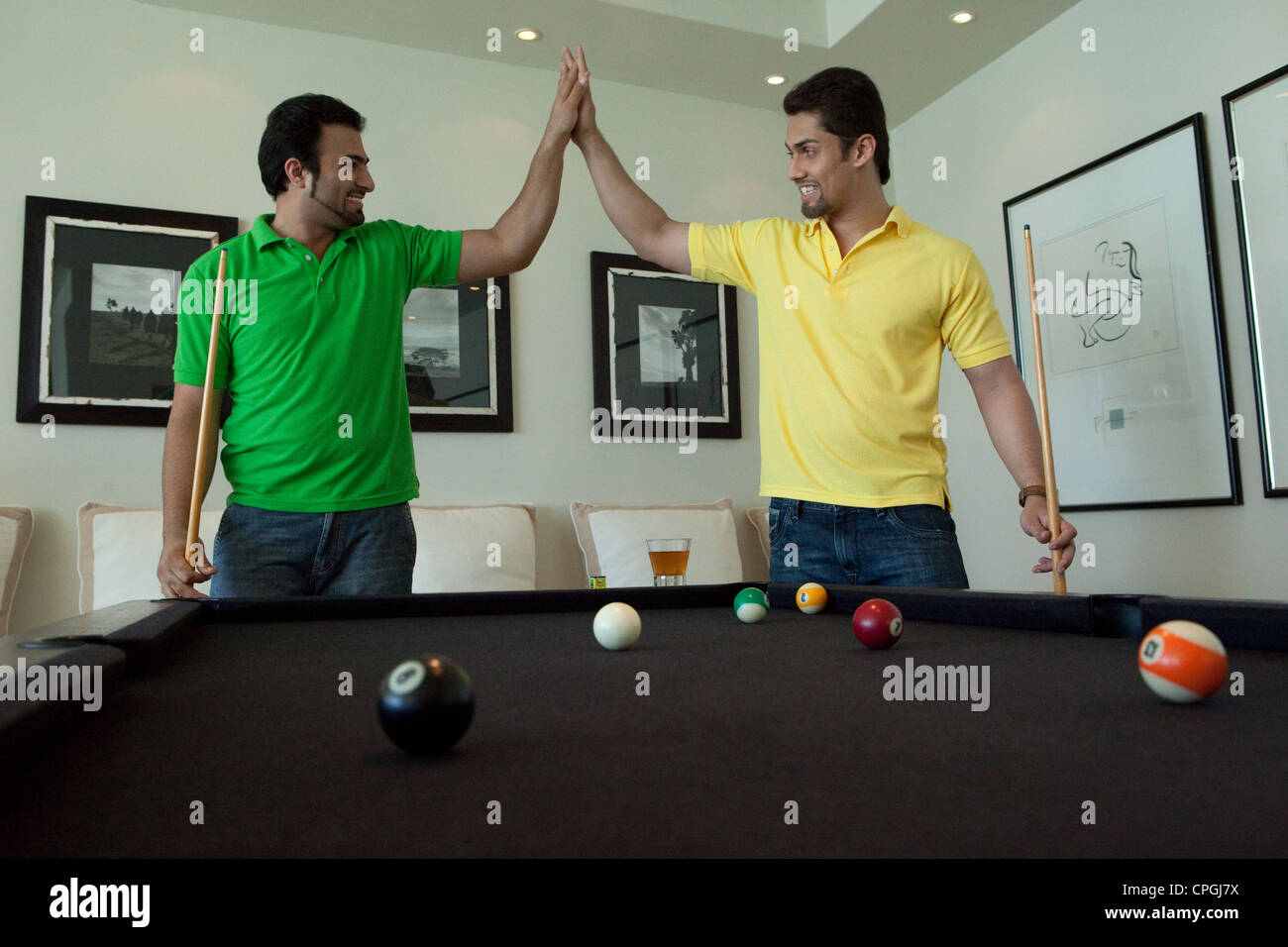 Men playing pool or billiards hi-res stock photography and images - Alamy