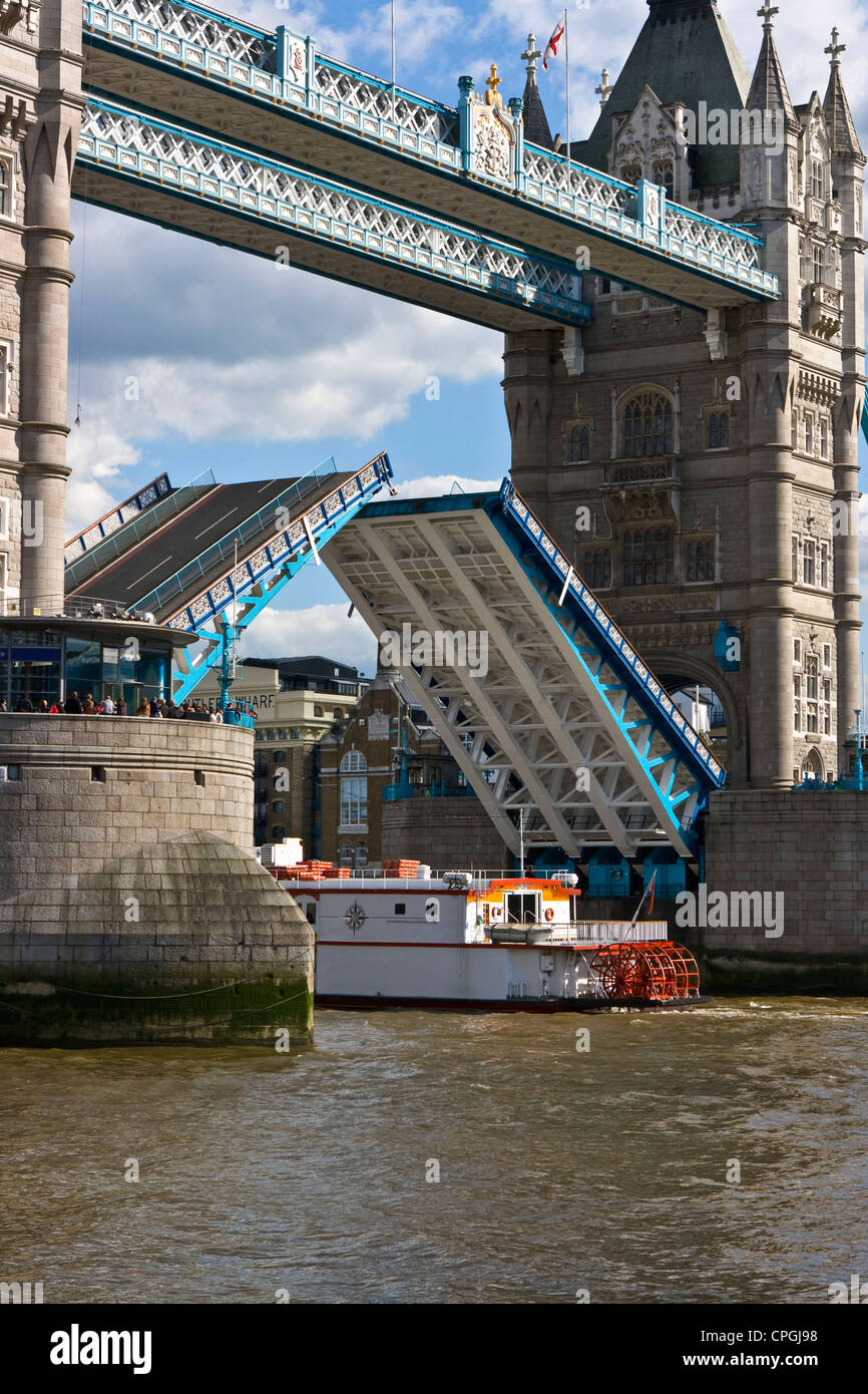 Boat travelling under tower bridge hi-res stock photography and images ...
