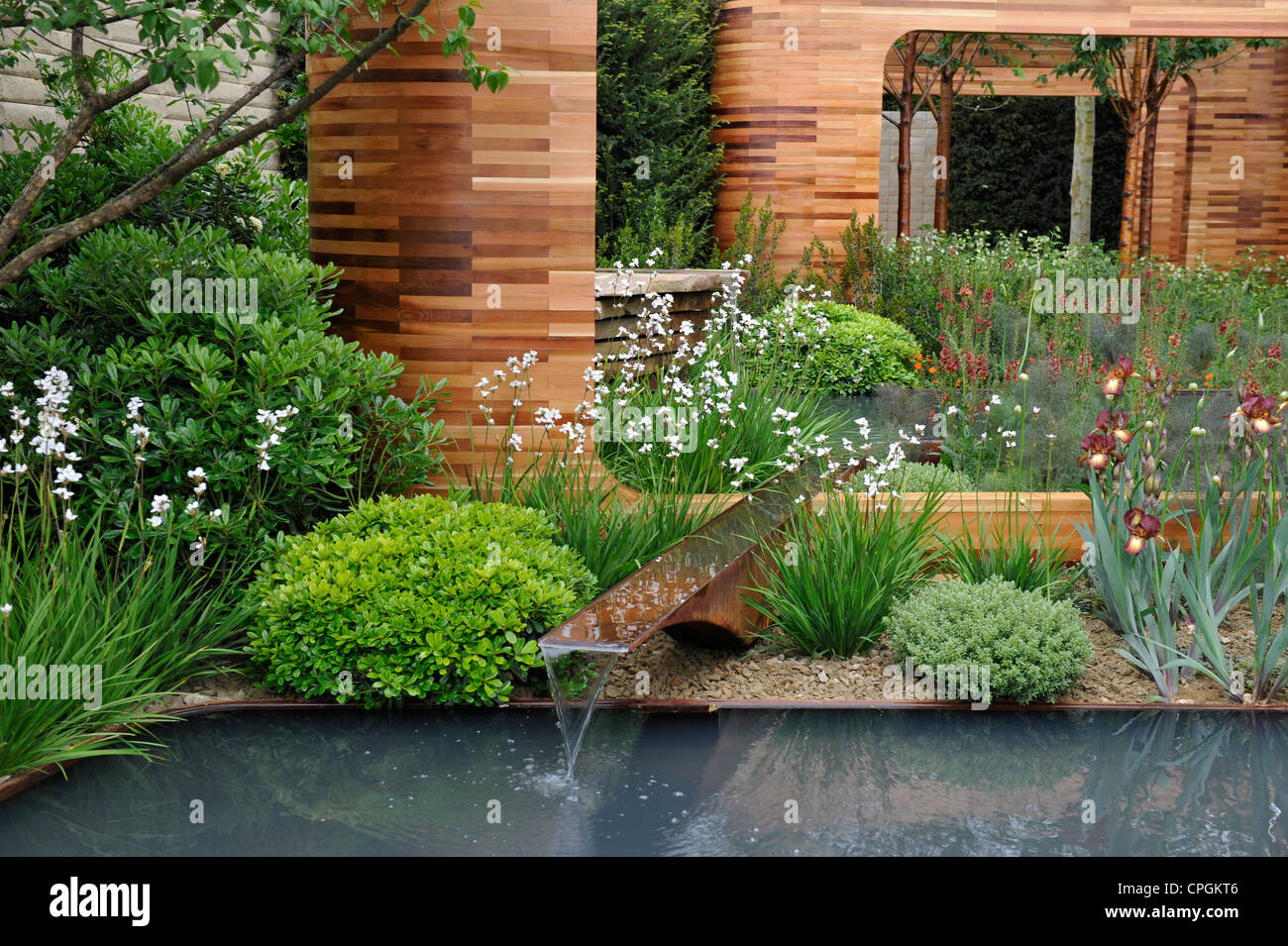 Water feature garden hi-res stock photography and images - Alamy