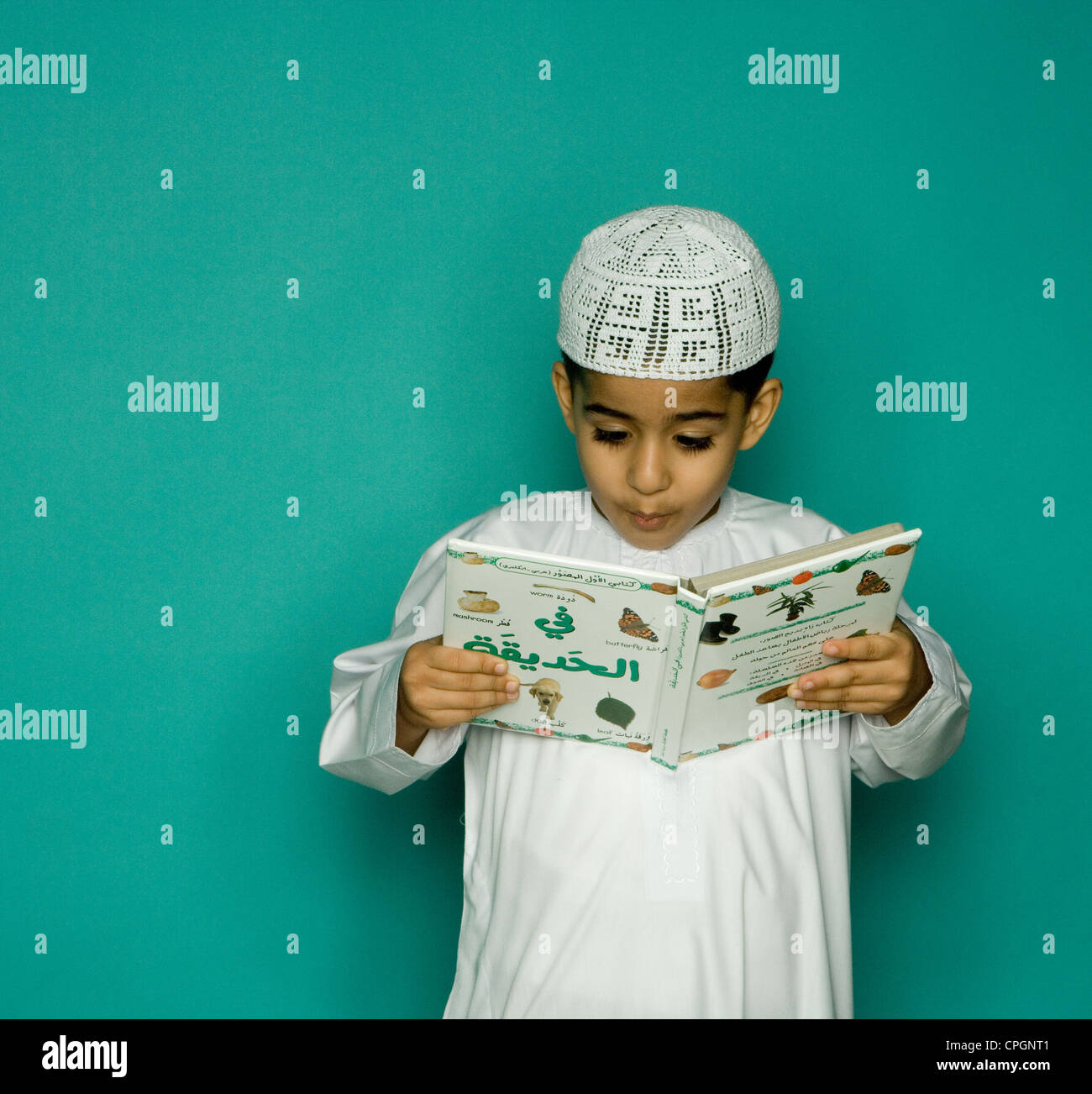 Emirati children reading hi-res stock photography and images - Alamy